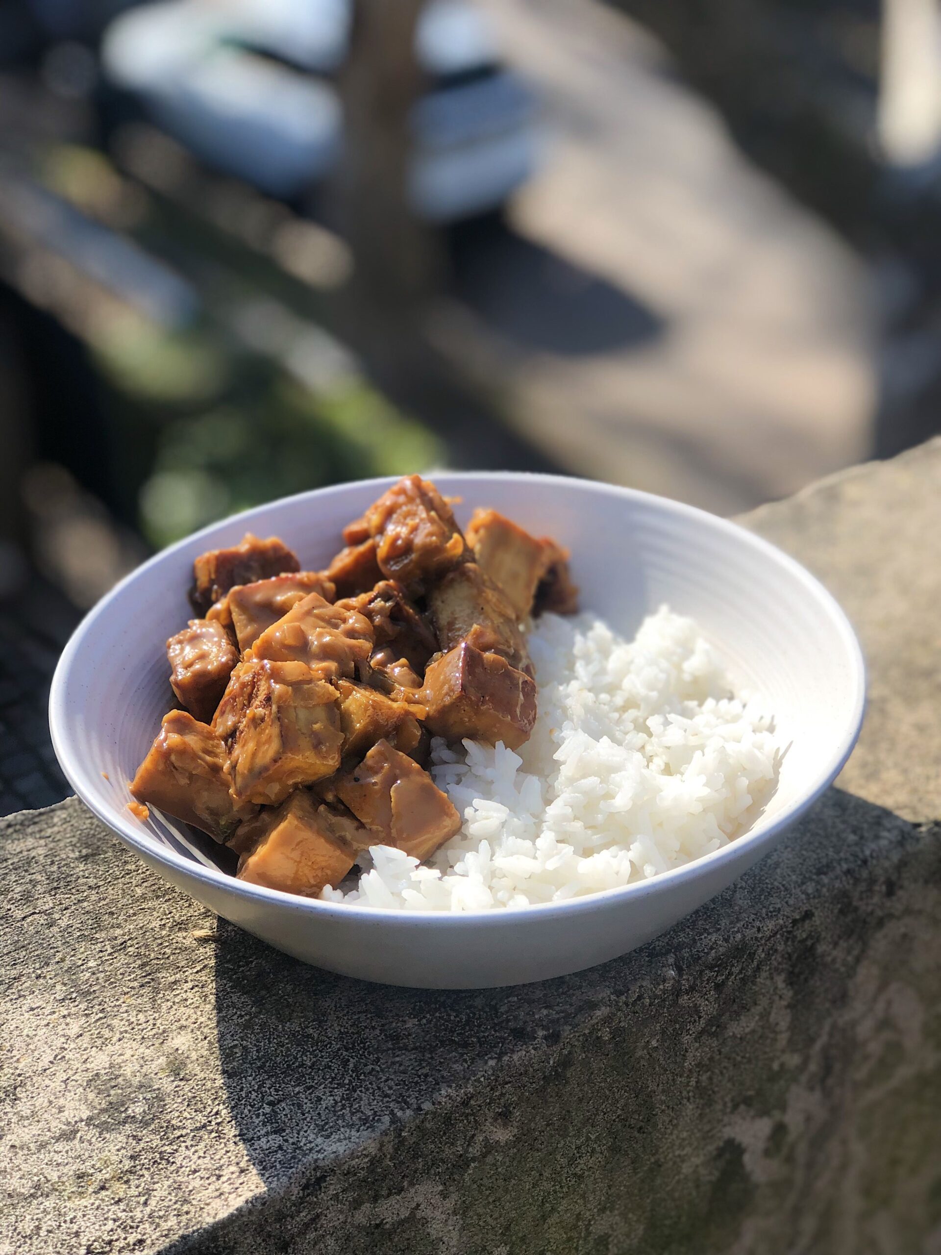 TOFU CON SALSA DE TAHINI - Nüma Vegano TOFU CON SALSA DE TAHINI - Nüma Vegano